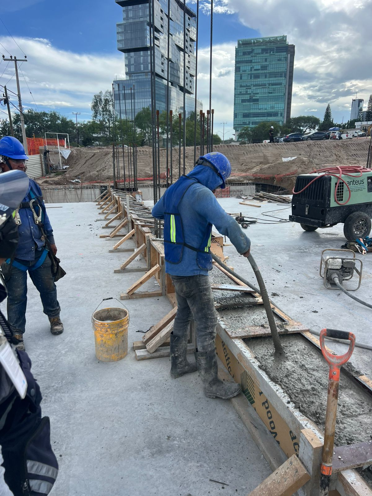 Anteus Constructora - Soluciones Constructivas Estructura de acero y concreto. Muro de concreto ...